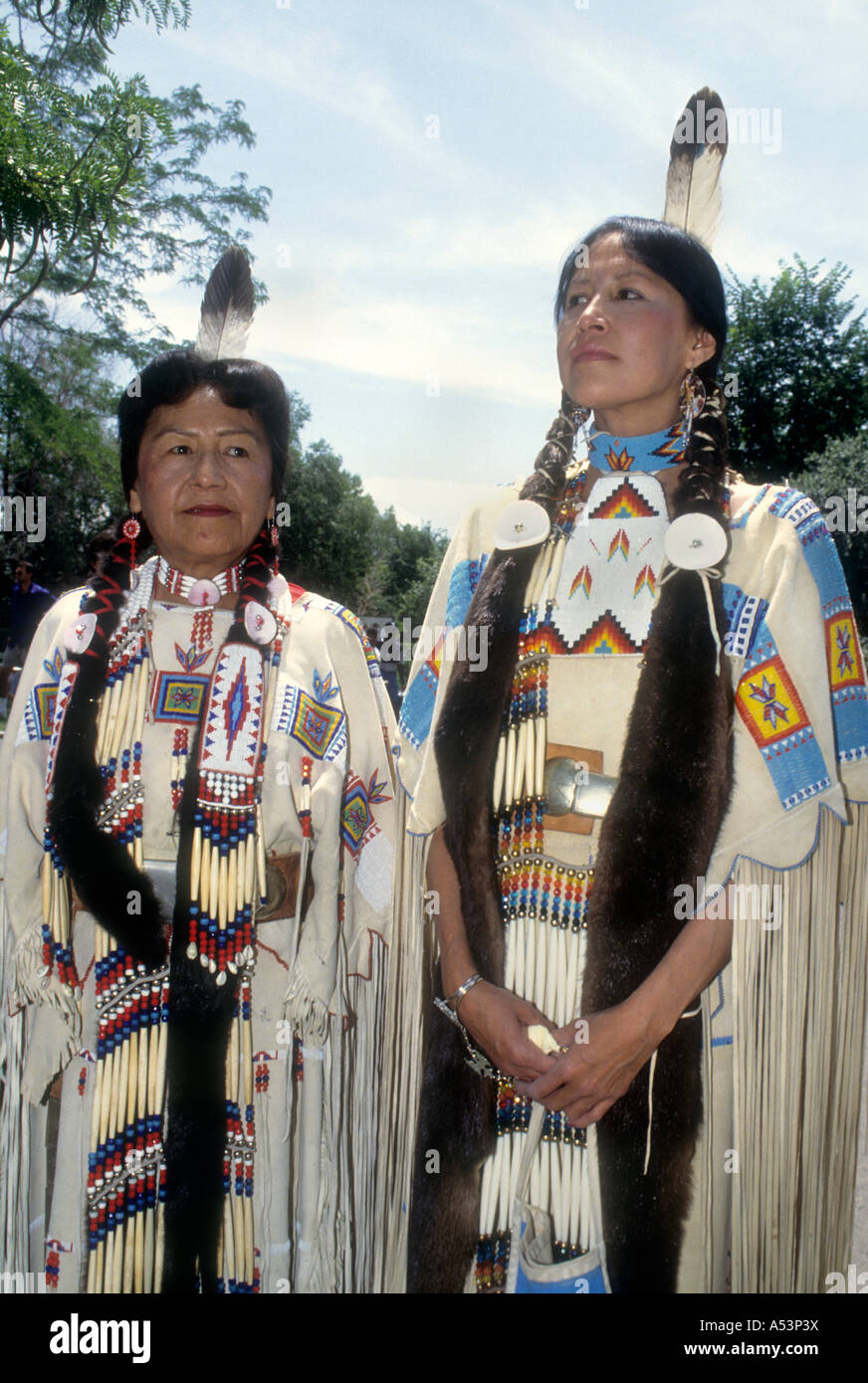 Costume of native americans hi-res stock photography and images - Alamy