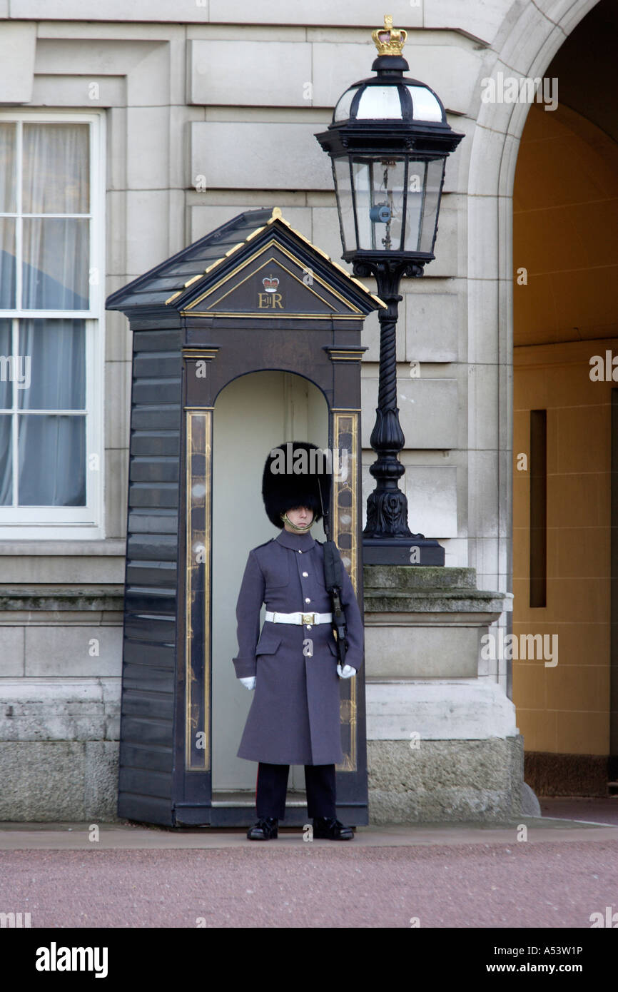 Soldier guarding buckingham palace london hi-res stock photography and ...