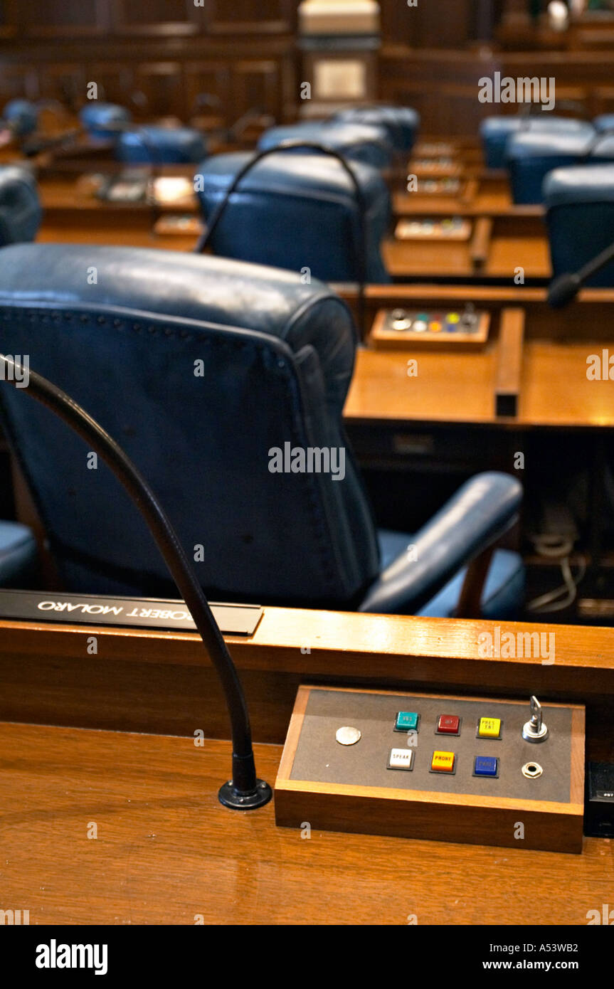 How to use voting machine hi-res stock photography and images - Alamy