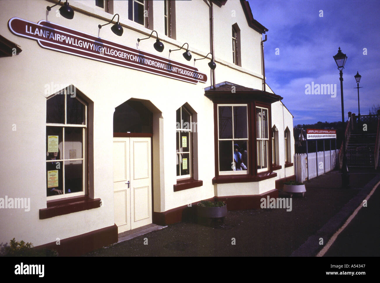 Llanfairpwllgwyngyllgogerychwyrndrobwllantysiliogogogoch hi-res stock ...