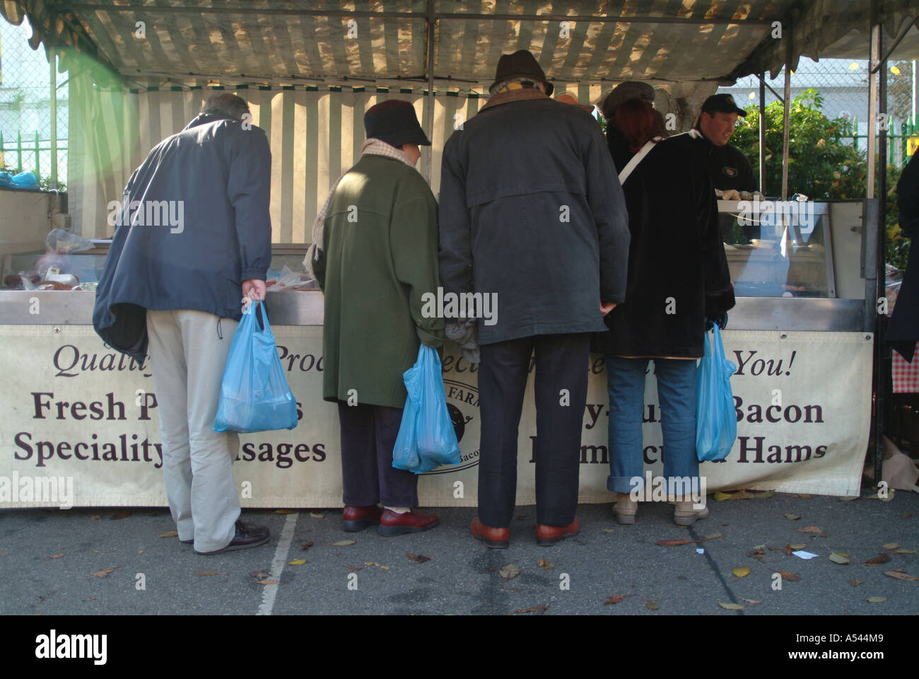 People crowd around farmers market stall Stock Photo - Alamy