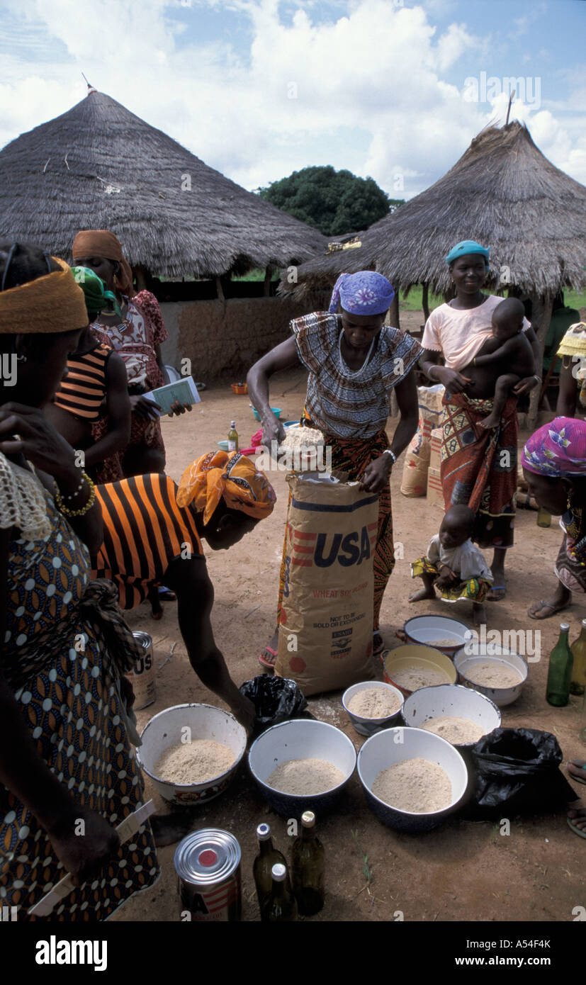 Painet hn2085 7553 benin woman crs food distribution mother baby clinic ...