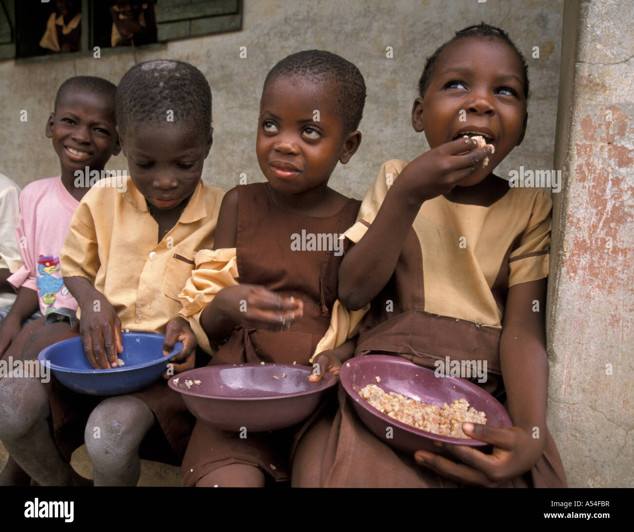 Painet hn2140 7639 ghana children eating luncg supplied by crs ...