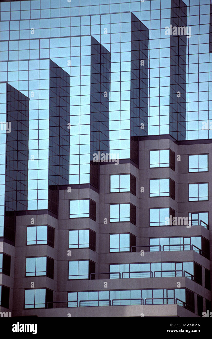 Mirror fronted building hi-res stock photography and images - Alamy