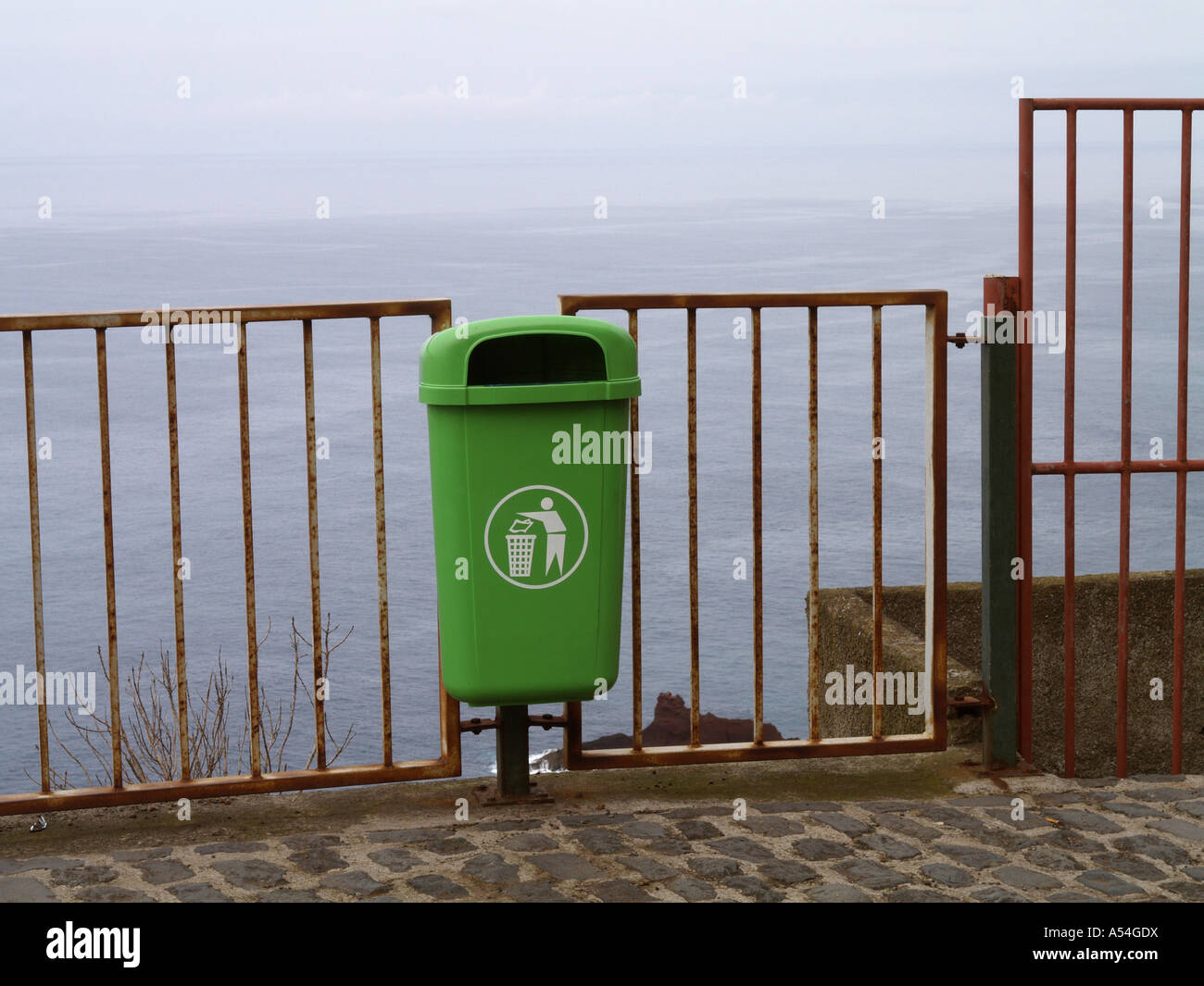 Dust bin hi-res stock photography and images - Alamy