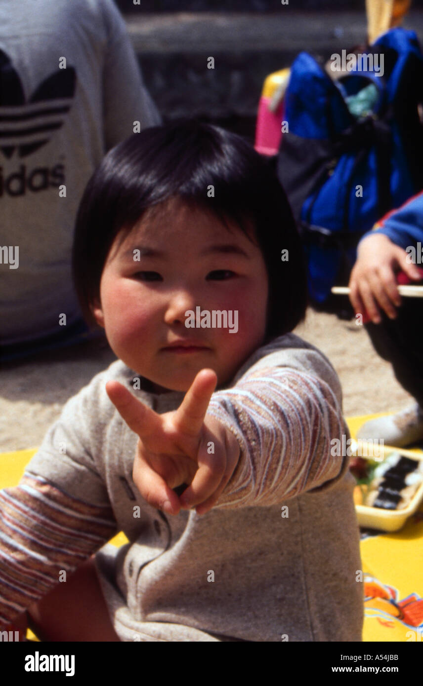 Little girl giving peace sign Japan Stock Photo - Alamy