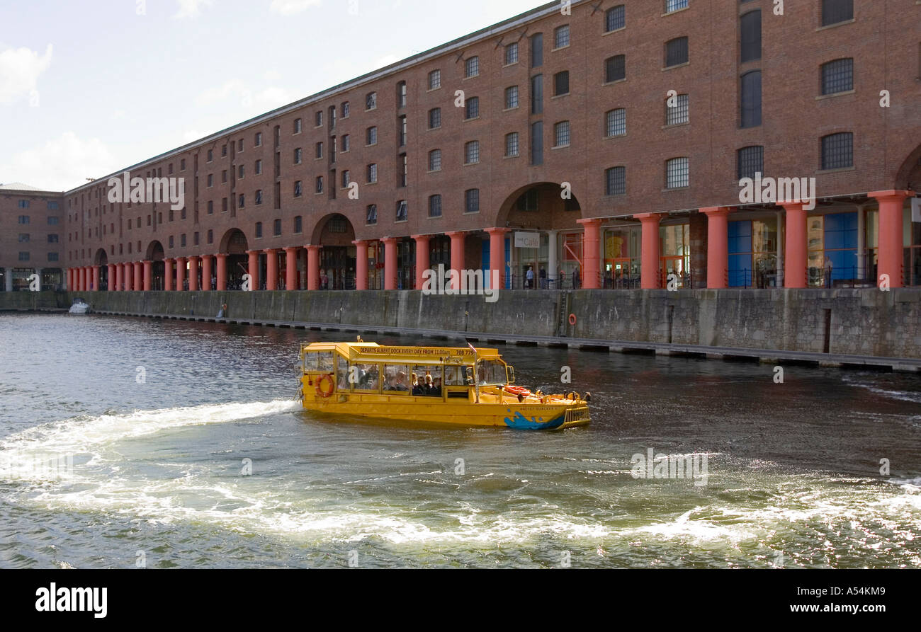 Liverpool, GBR, 22. Aug. 2005 - View to Albert Dock with an amphibian ...