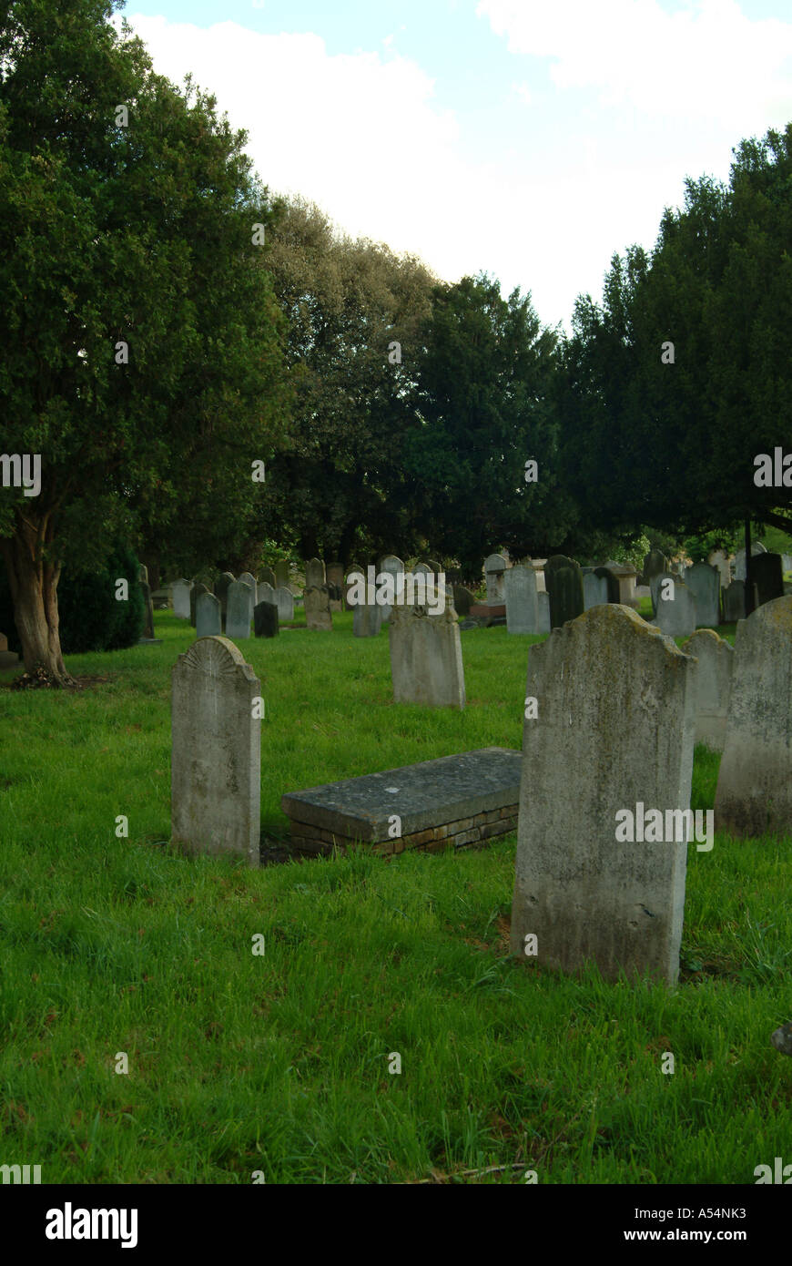 Chiswick cemetery hi-res stock photography and images - Alamy
