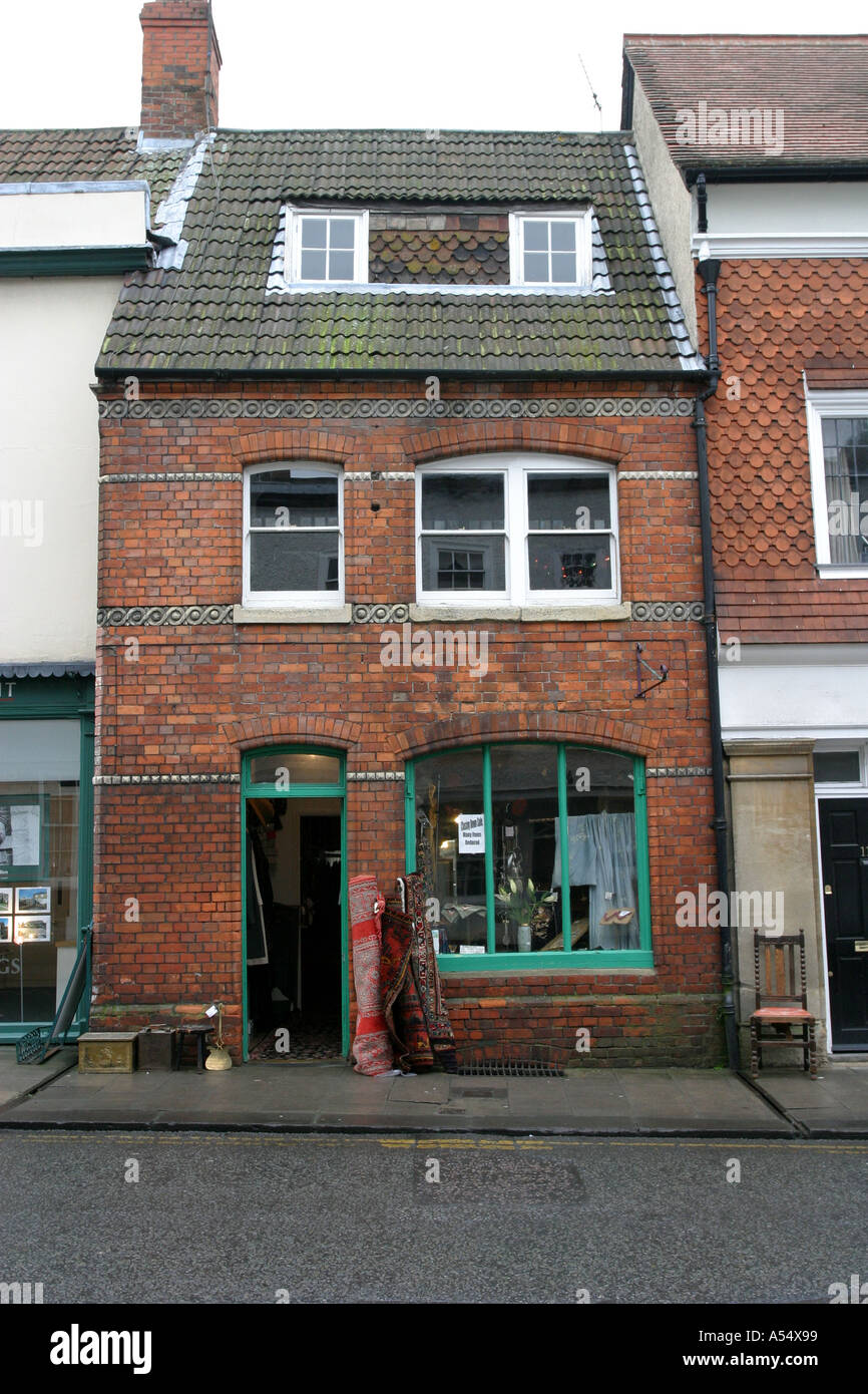 Red brick antiques shop in Devizes closing down sale Stock Photo - Alamy