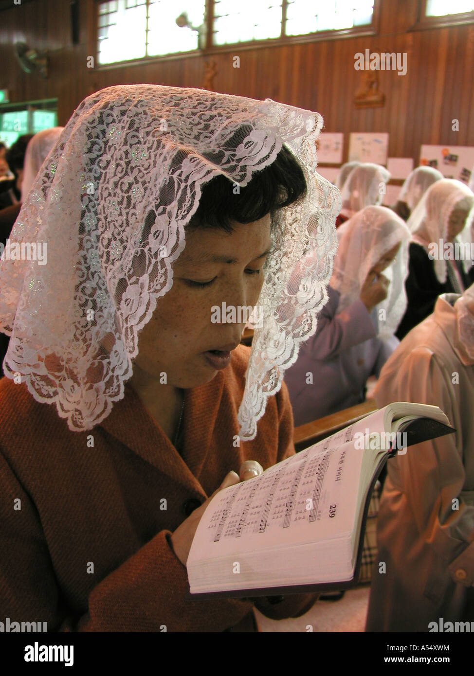 Genuflection catholic hi-res stock photography and images - Alamy