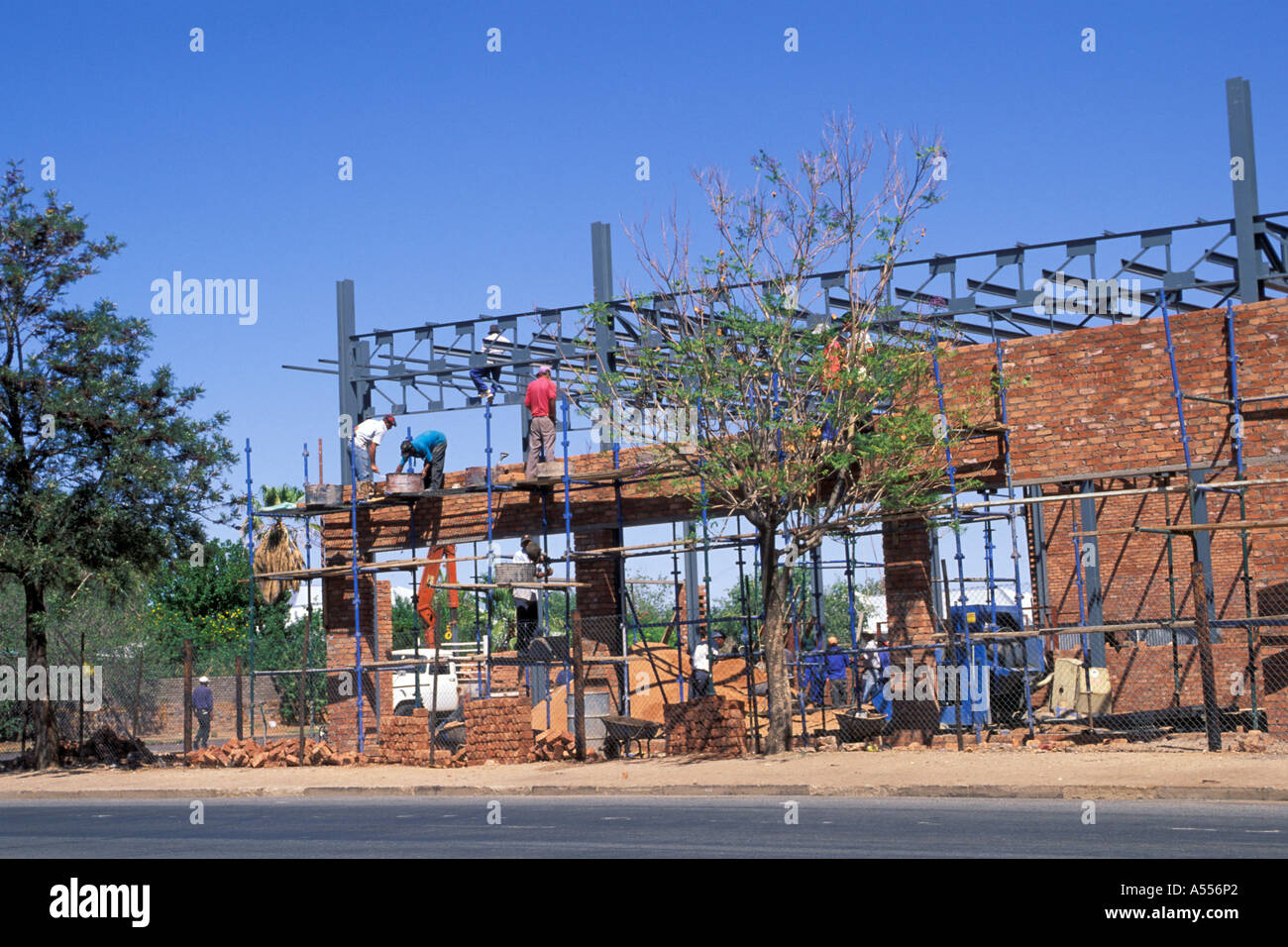 Workers bulid a house in Zimbabwe Stock Photo - Alamy