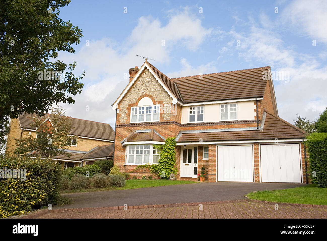 Luxury detached house hi-res stock photography and images - Alamy