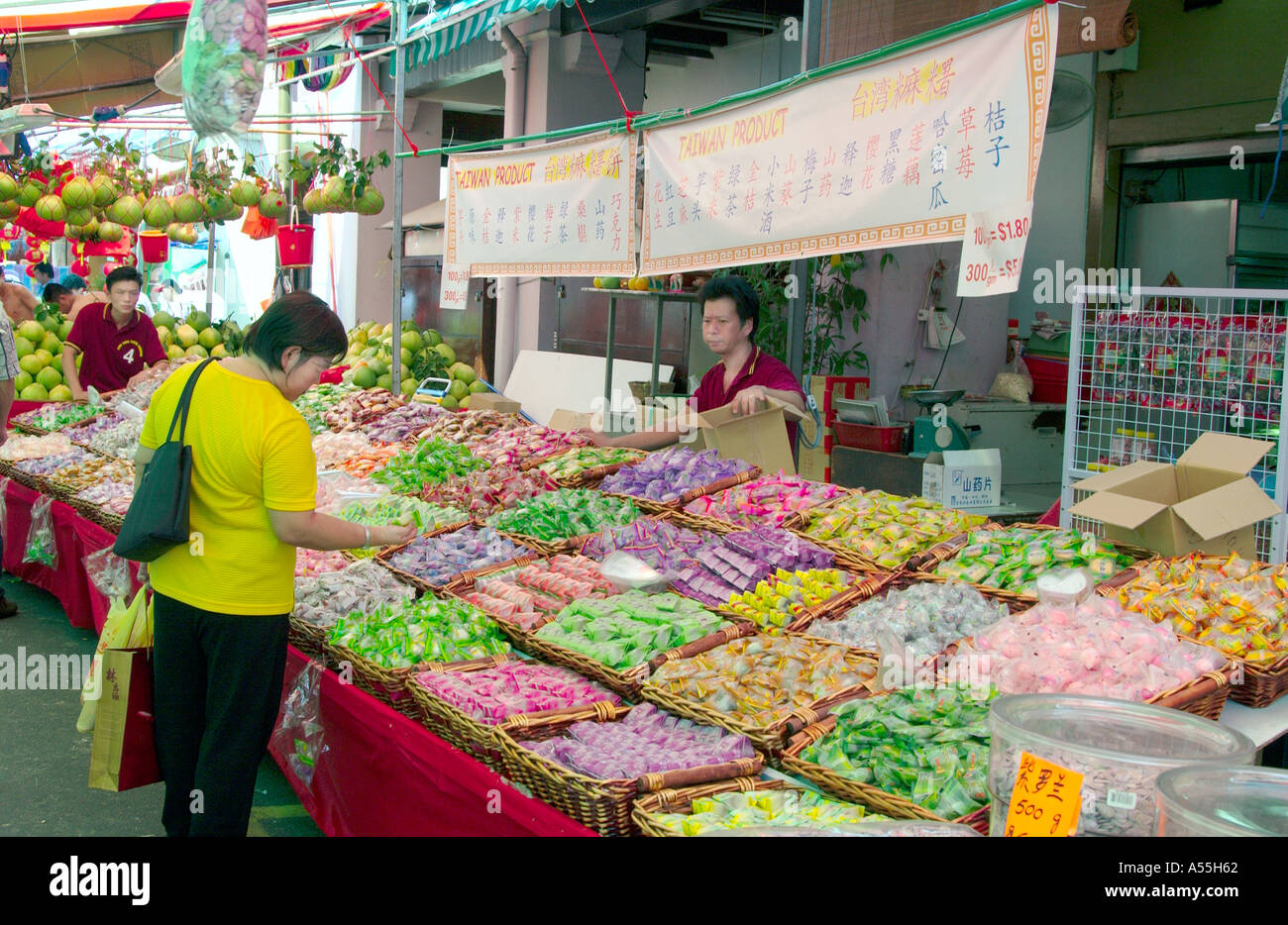 Fruit and produce outdoor market in Chinatown Singapore Stock Photo - Alamy