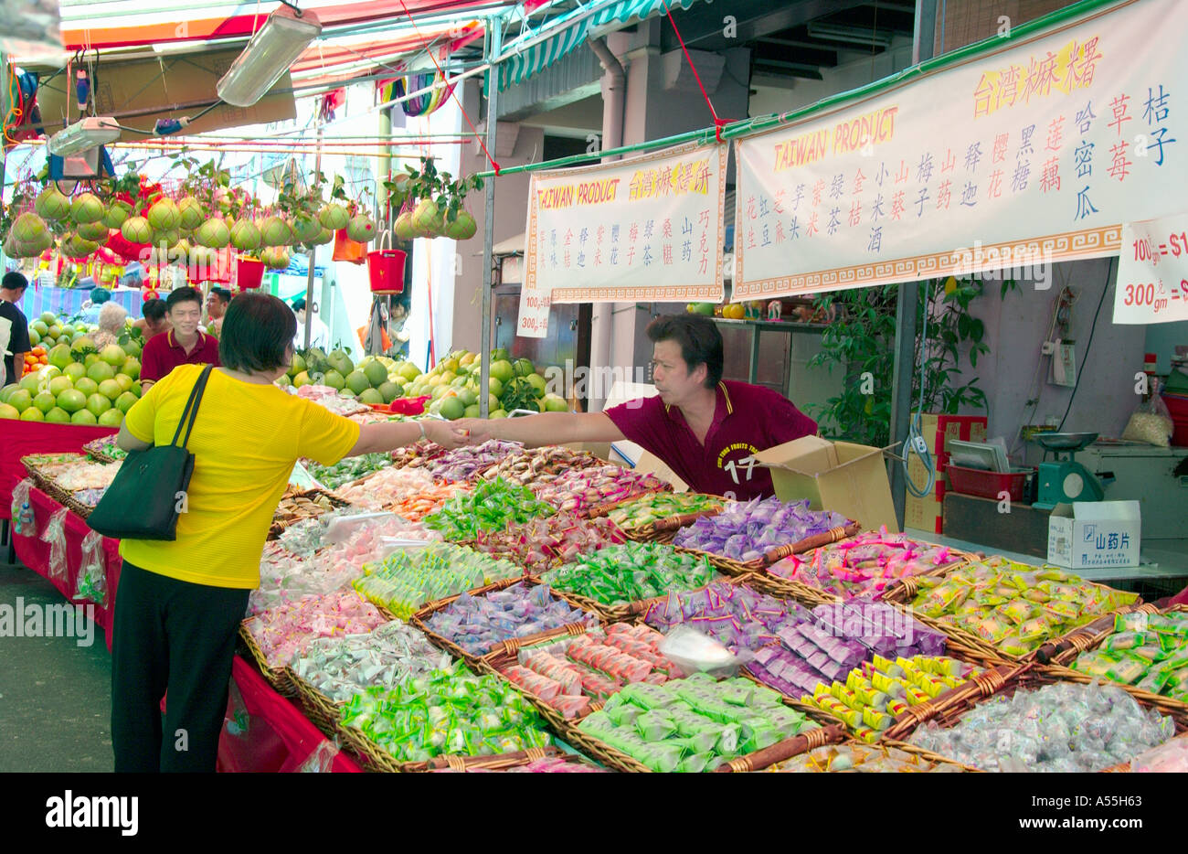 Fruit and produce outdoor market in Chinatown Singapore Stock Photo - Alamy