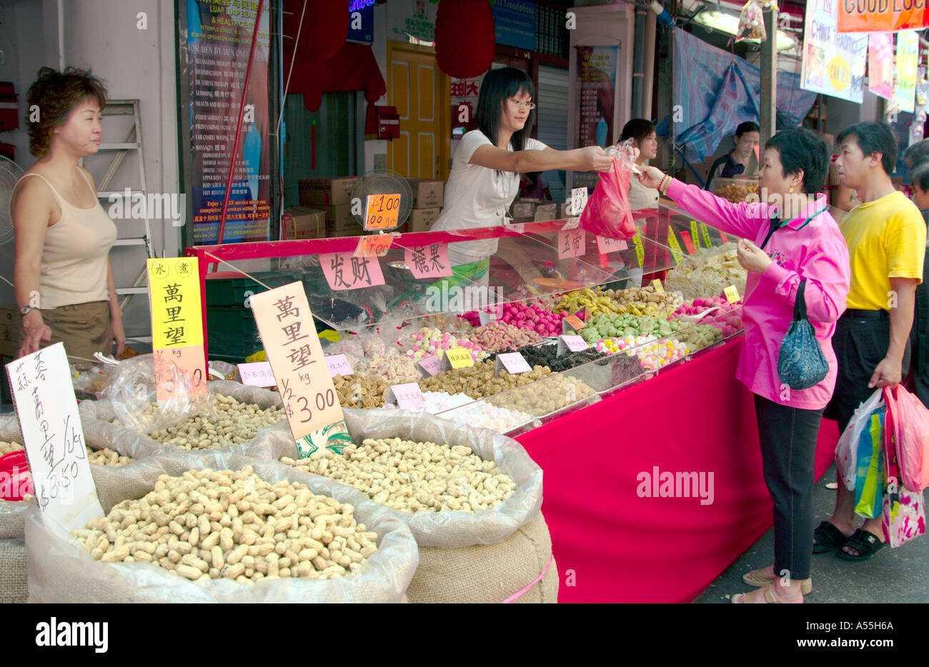 Fruit and produce outdoor market in Chinatown Singapore Stock Photo - Alamy