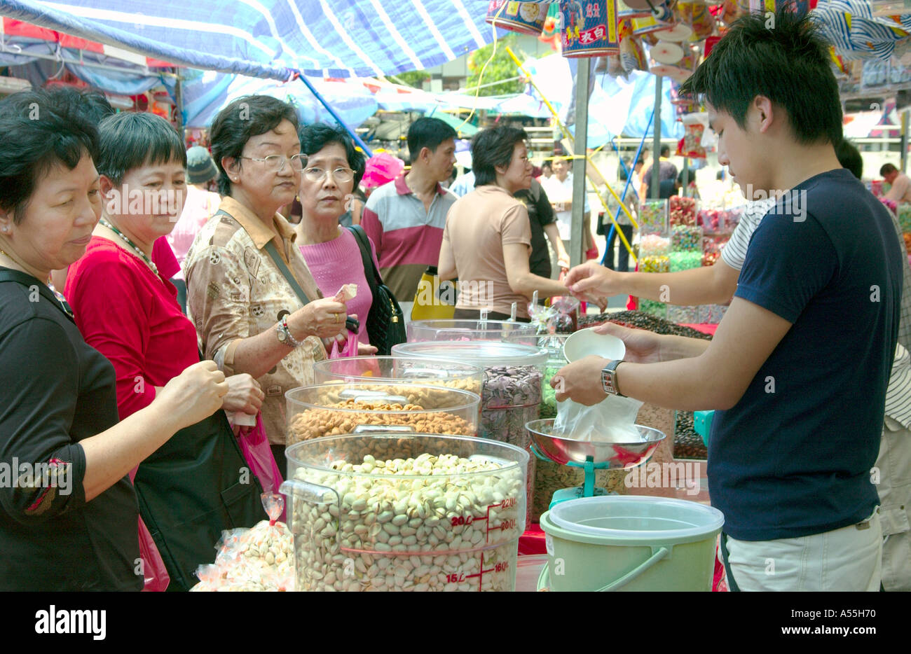 Fruit and produce outdoor market in Chinatown Singapore Stock Photo - Alamy