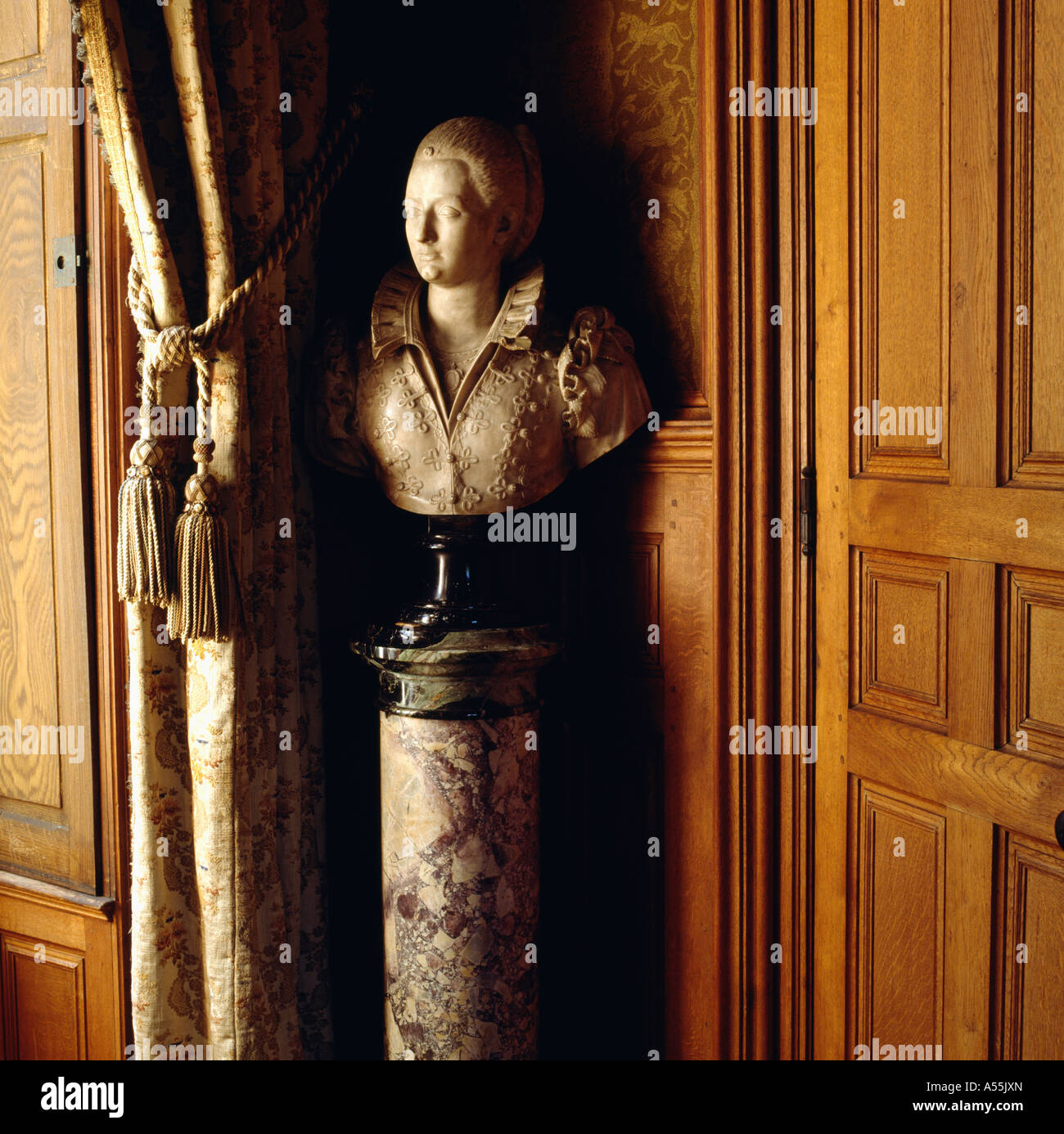 Close-up of classical statue on plinth in corner of hall Stock Photo ...