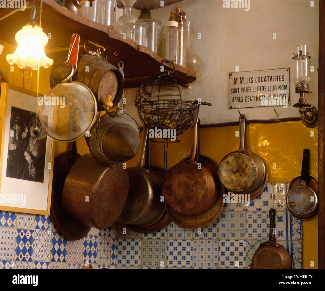 Old copper pans in traditional kitchen Stock Photo - Alamy