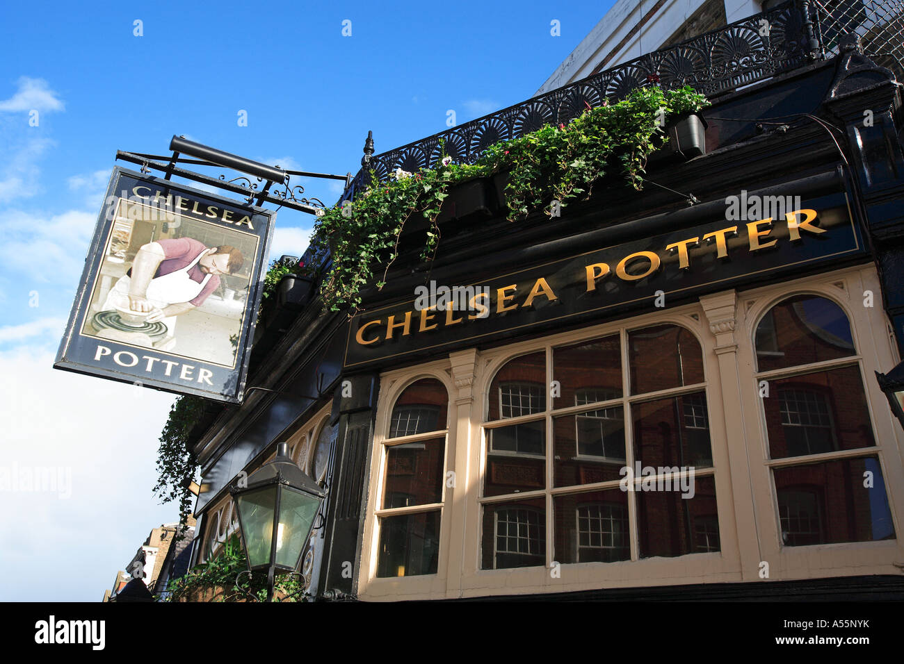 Chelsea potter kings road hi-res stock photography and images - Alamy