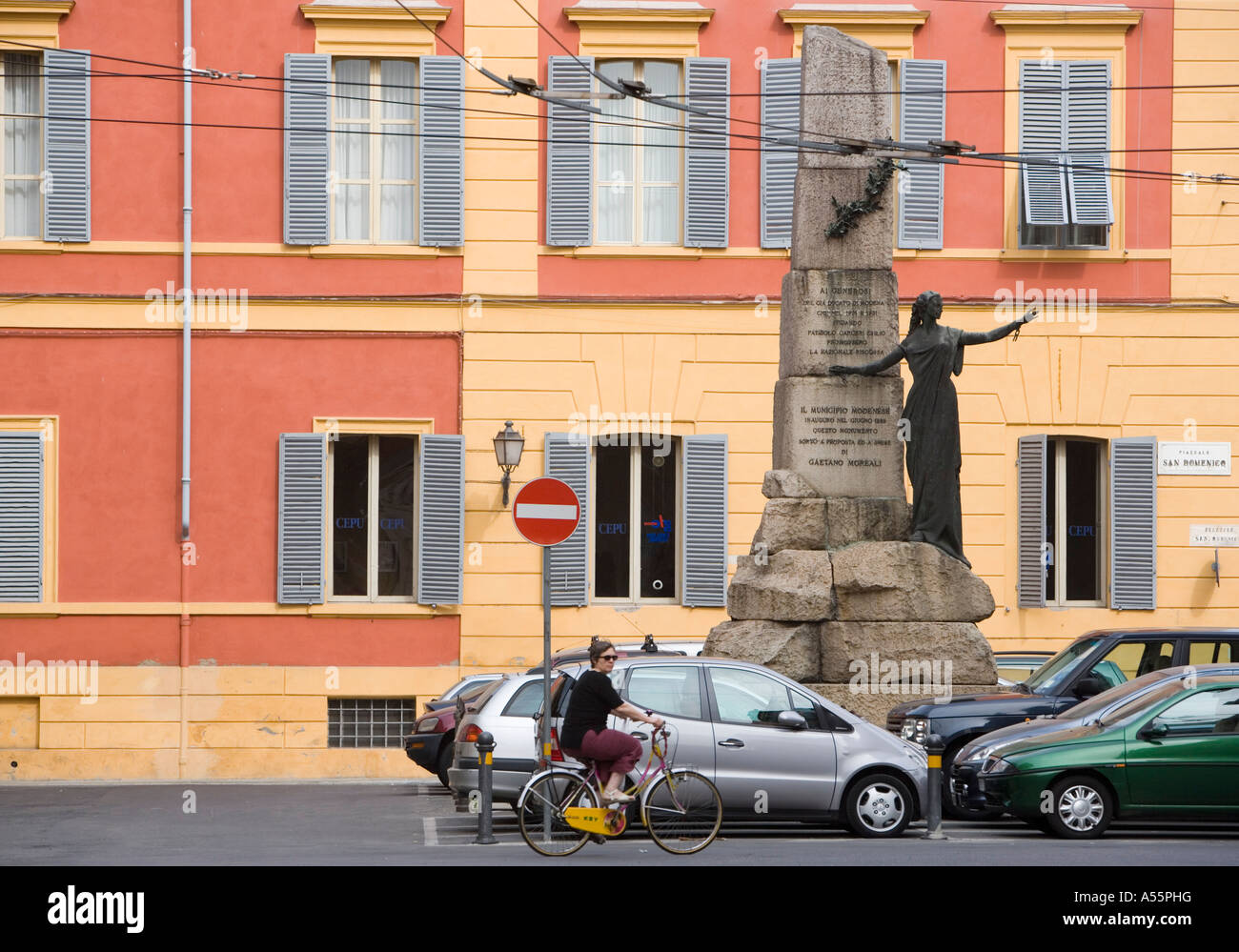 Statue cars and building Modena Emilia Romagna Italy Stock Photo - Alamy