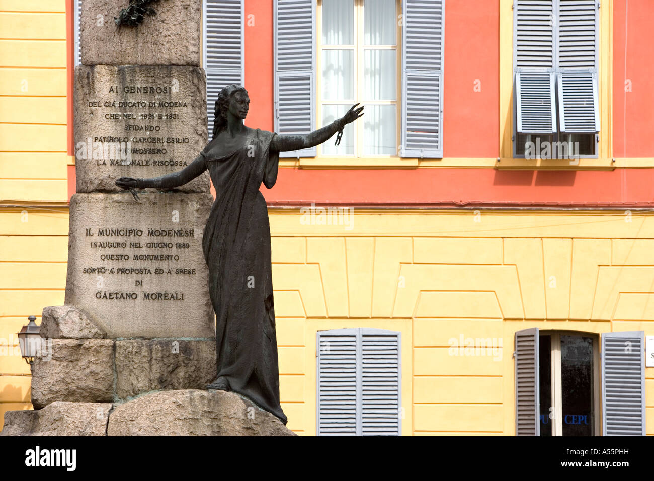 Statue with building Modena Emilia Romagna Italy Stock Photo - Alamy
