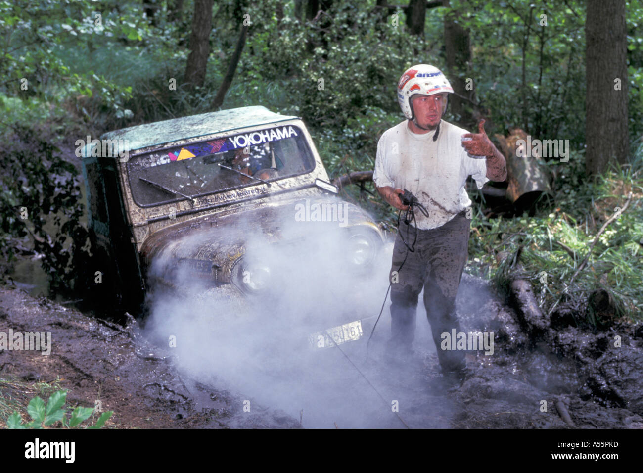 Four wheel drive vehicle towing hi-res stock photography and images - Alamy