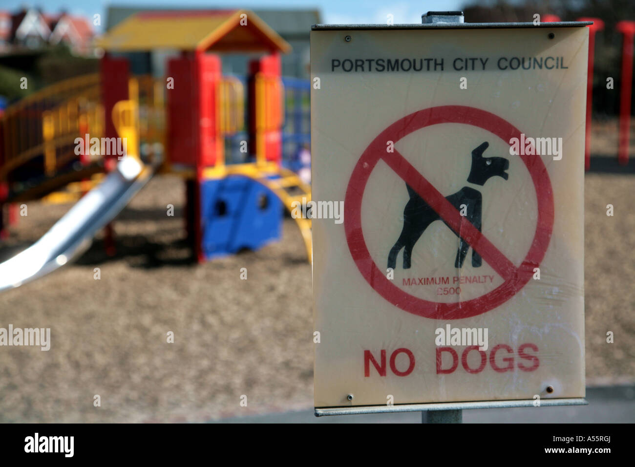 no dogs sign in childrens play area Stock Photo - Alamy