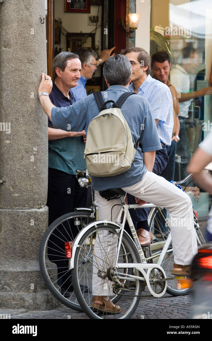 Italian men talking hi-res stock photography and images - Alamy