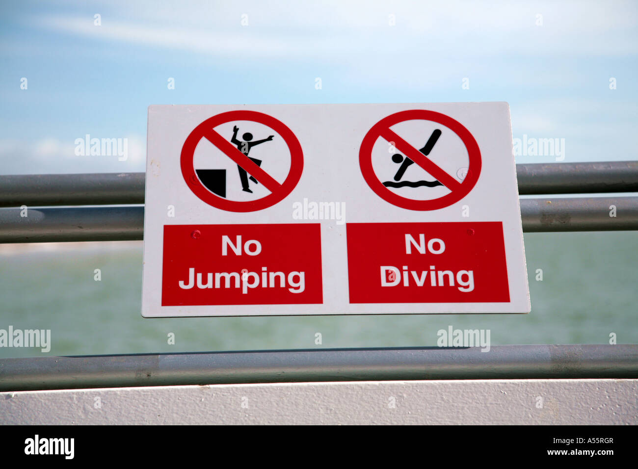 no jmping or diving sign on pier Stock Photo - Alamy