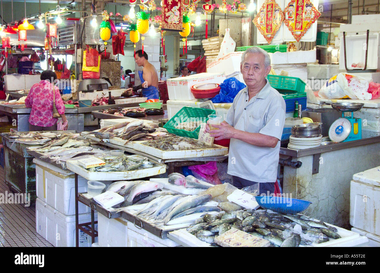Fish market in the Chinese complex in Singapore s Chinatown Stock Photo ...
