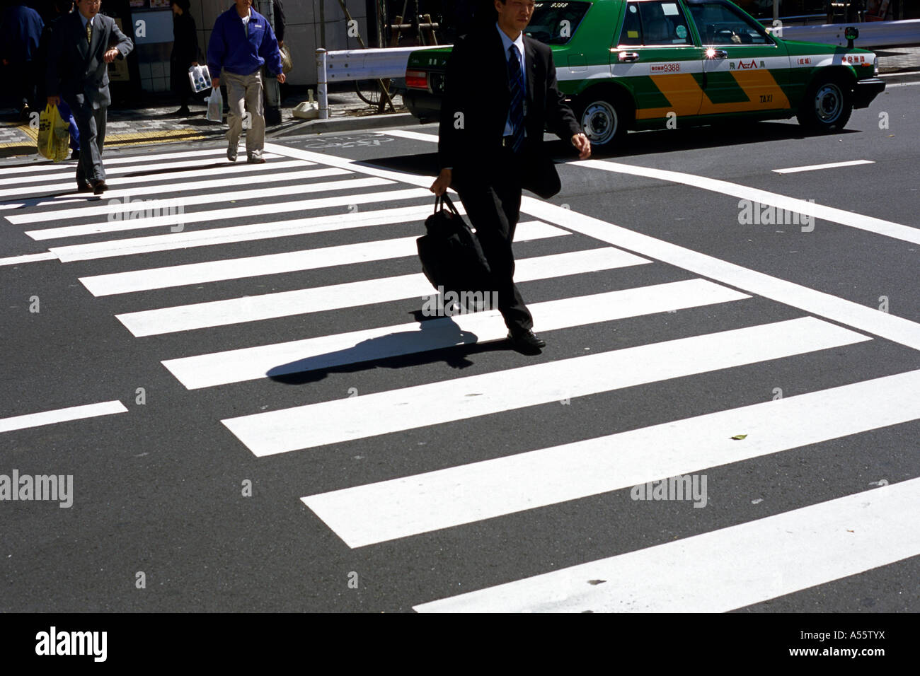 Businessman crossing zebra crossing in Tokyo Japan Stock Photo - Alamy