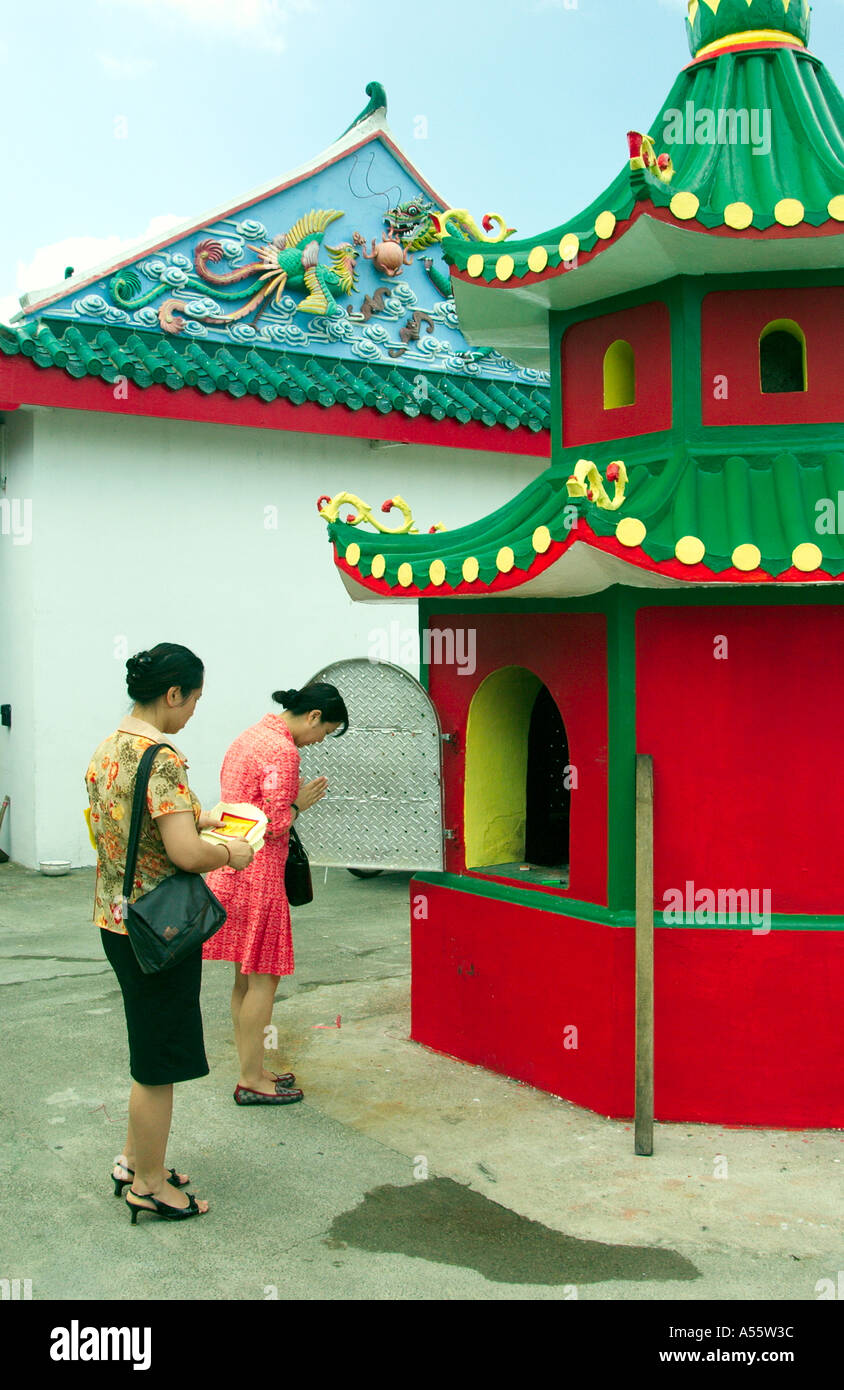 Worshippers at the Da Ba Gong Temple on Kusu Island in Singapore ...