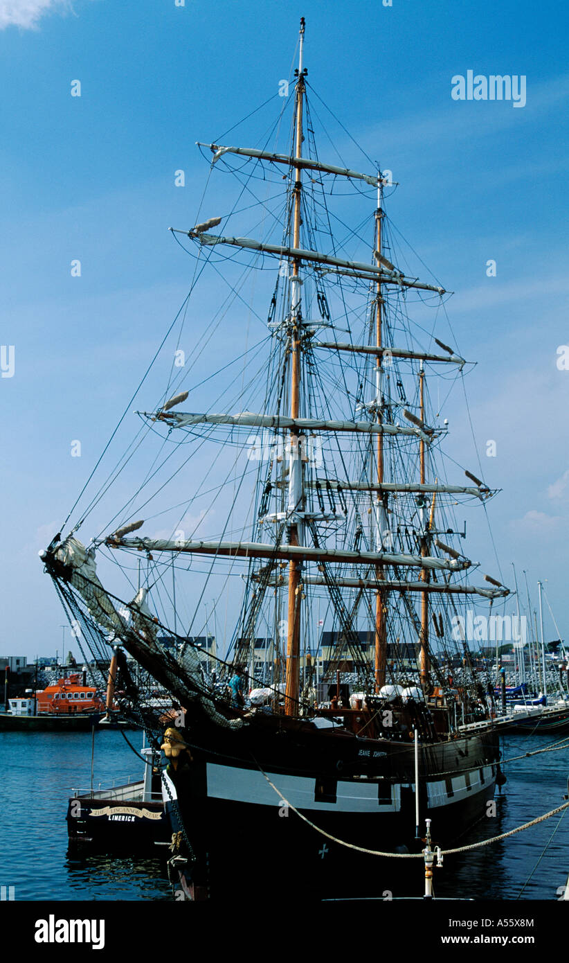 Emigrant ship 19th century hi-res stock photography and images - Alamy
