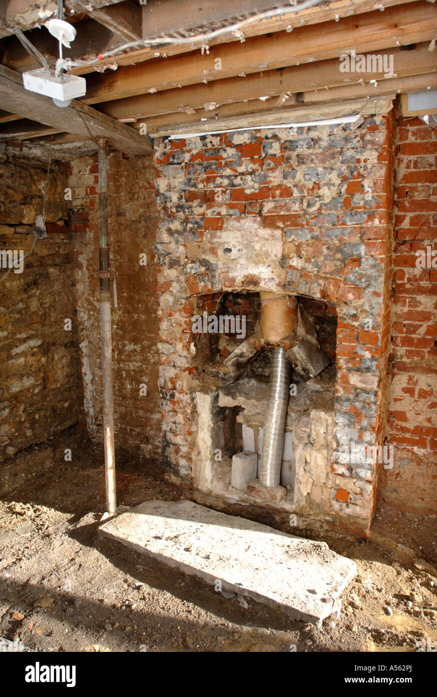 ACROW PROPS WITH THE LOAD SPREAD BY A PAIR OF SCAFFOLDING PLANKS ...