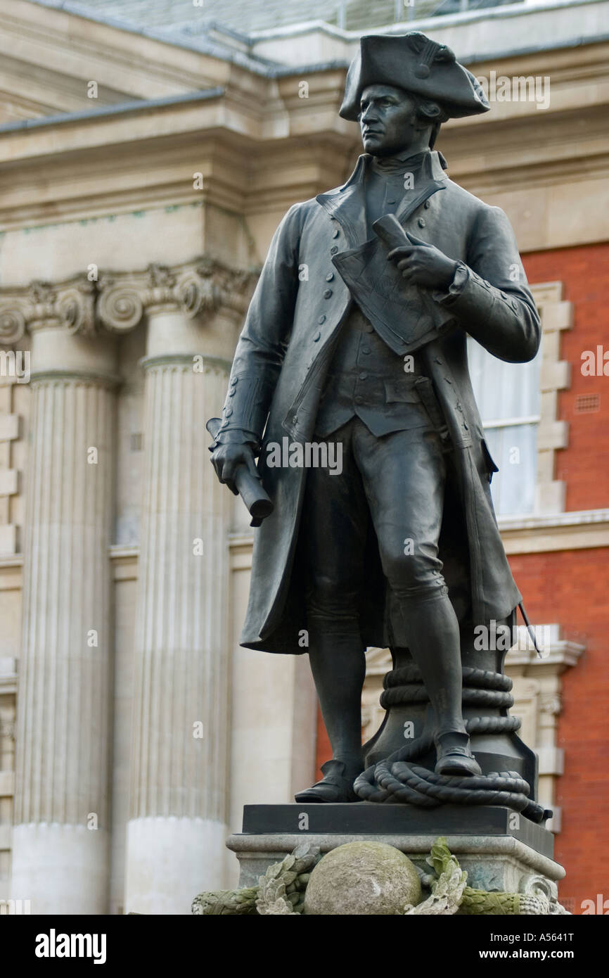 England. London. captain Cook statue in the Mall Stock Photo - Alamy