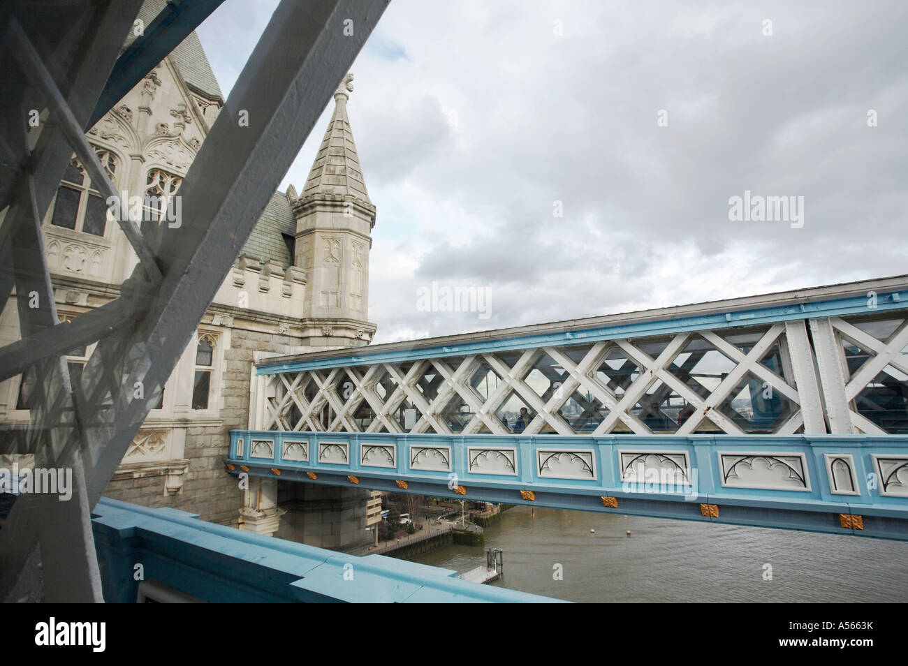 London elevated walkways hi-res stock photography and images - Alamy