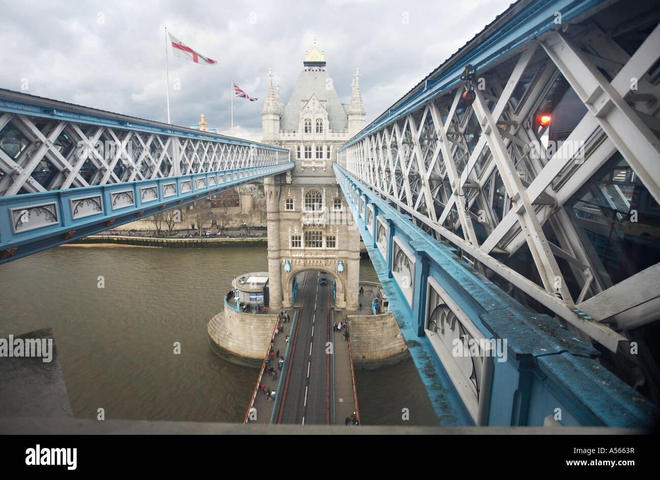 London elevated walkways hi-res stock photography and images - Alamy