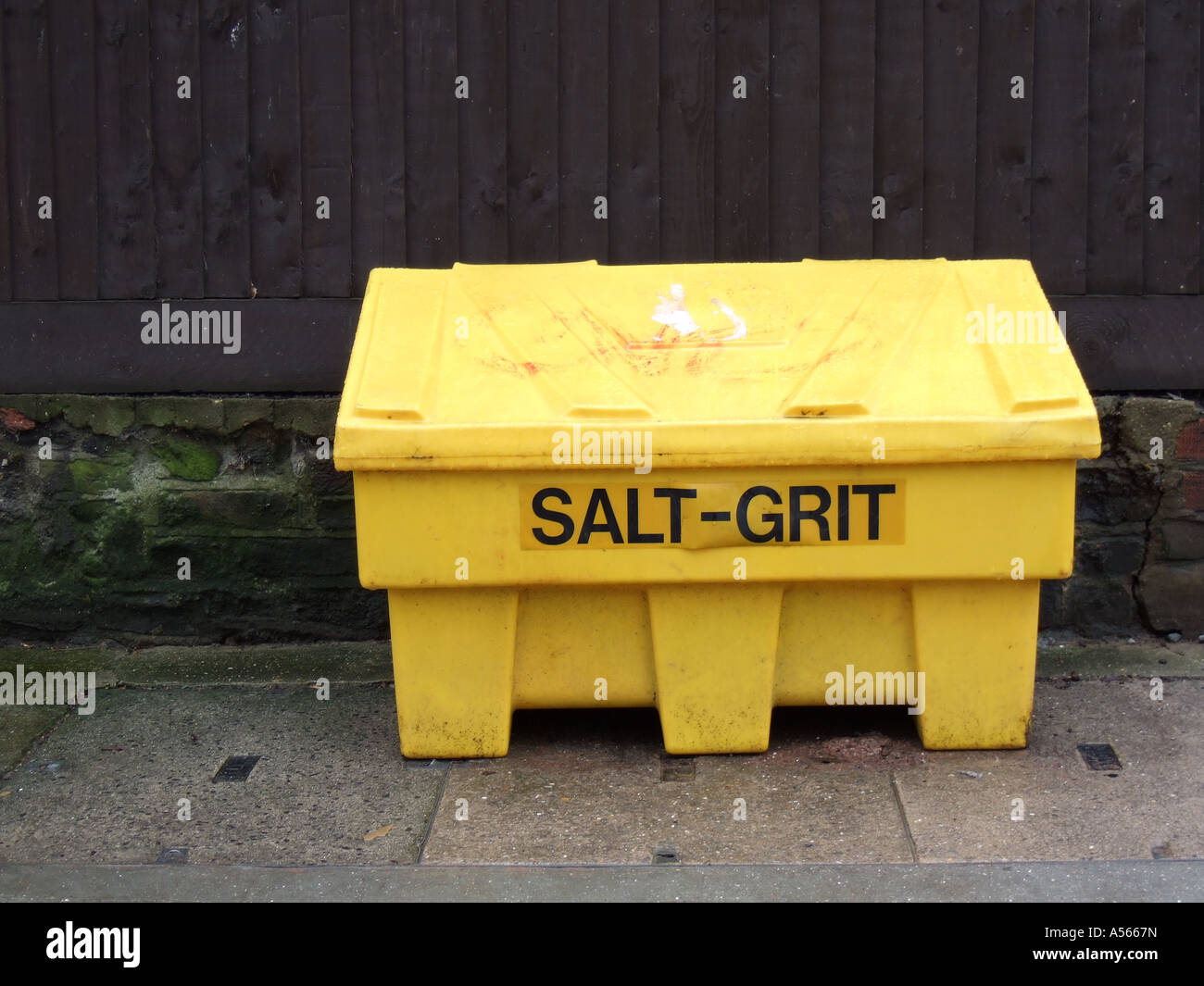 Grit and salt box hi-res stock photography and images - Alamy