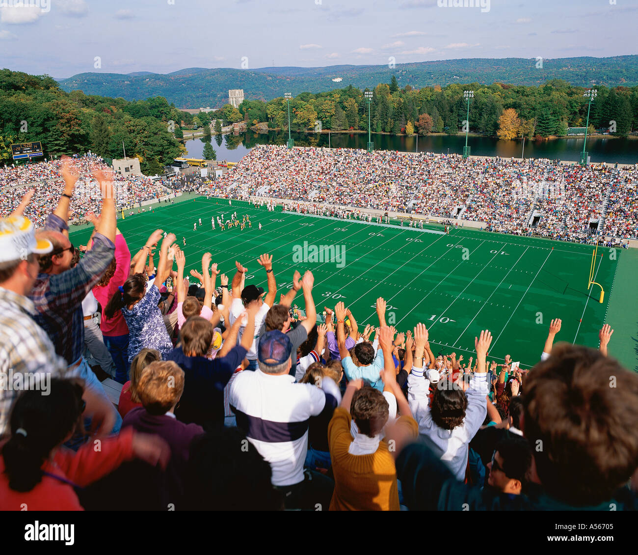 Crowd watching football us hi-res stock photography and images - Alamy