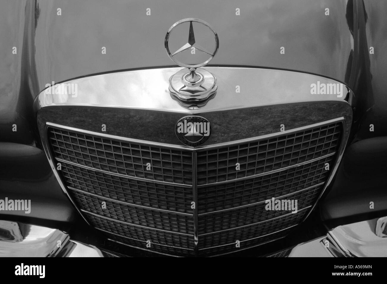 Logos mercedes benz german hi-res stock photography and images - Alamy