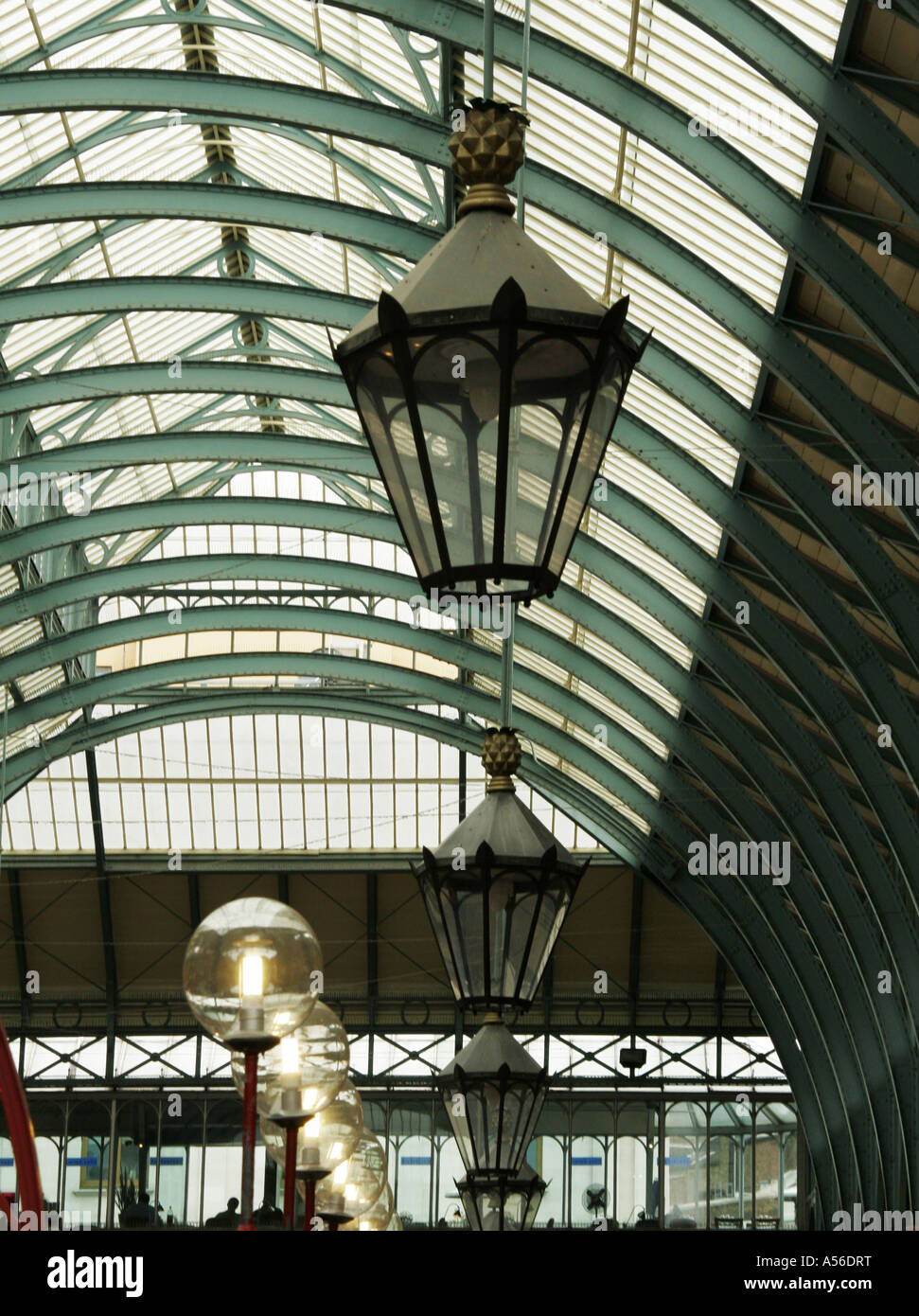 Curved roof support hi-res stock photography and images - Alamy