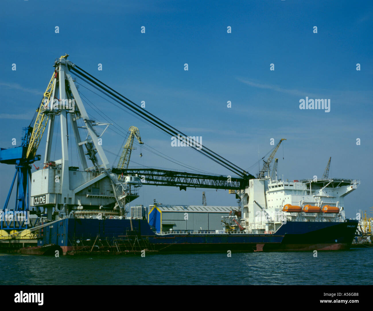 Giant crane ship challenger river hi-res stock photography and images ...