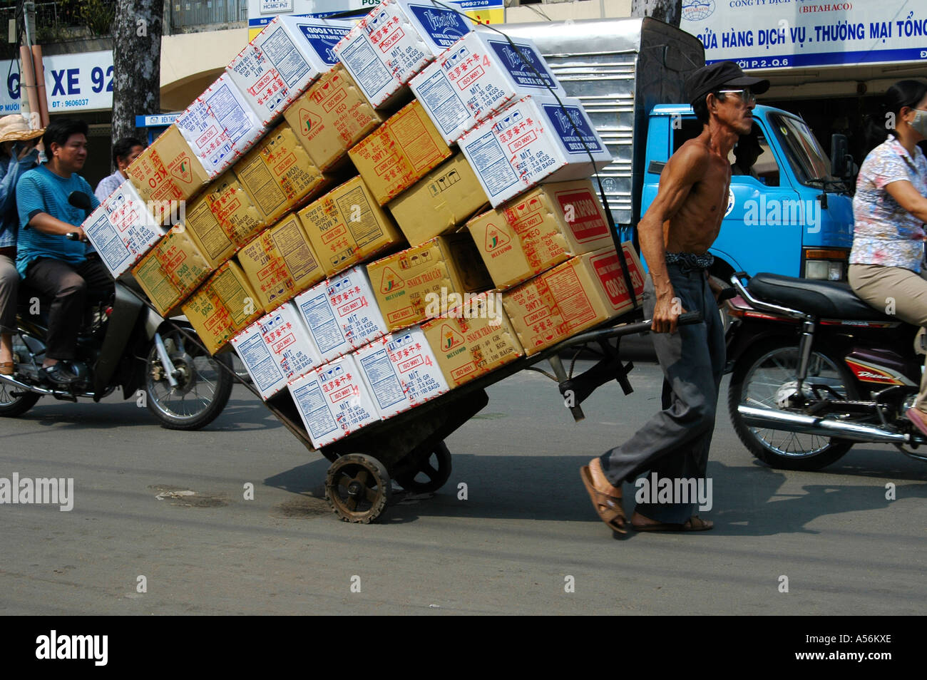 Transport worker Vietnam Stock Photo - Alamy