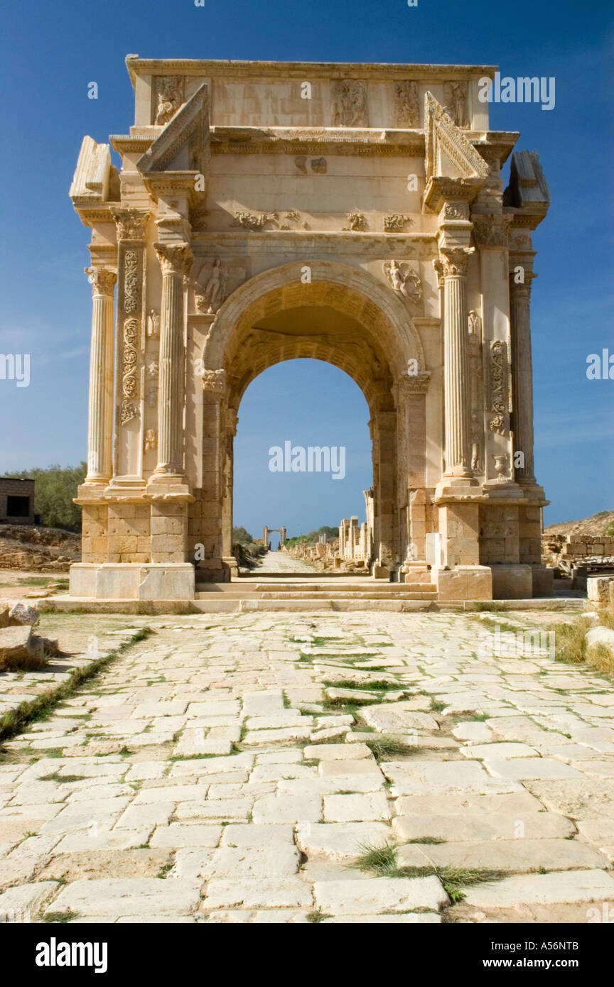 Decumanus and triumph arch of Septimus Severus Leptis Magna Stock Photo ...