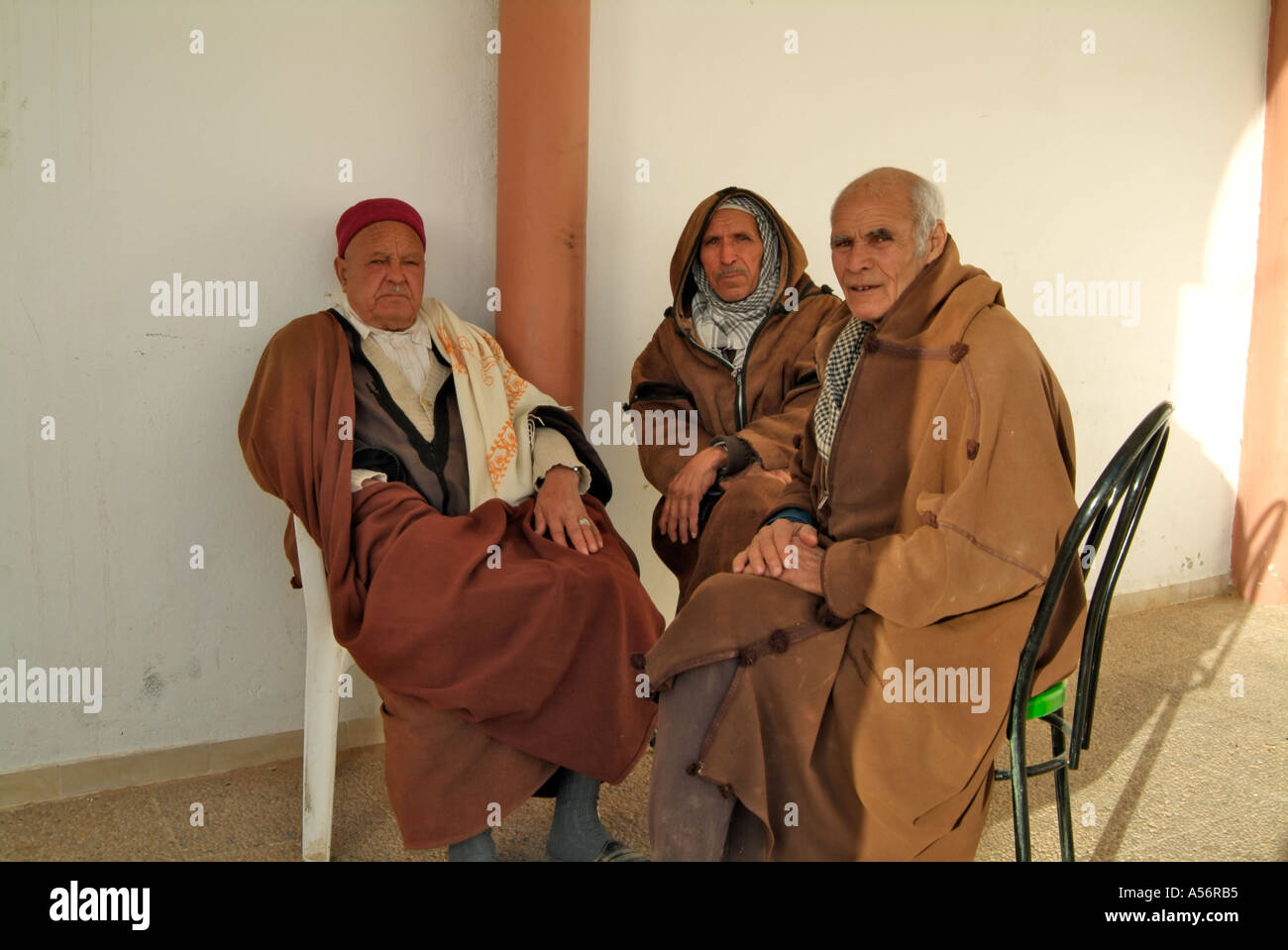Tunisian men chatting in a cafe, Matmata, Tunisia Stock Photo - Alamy