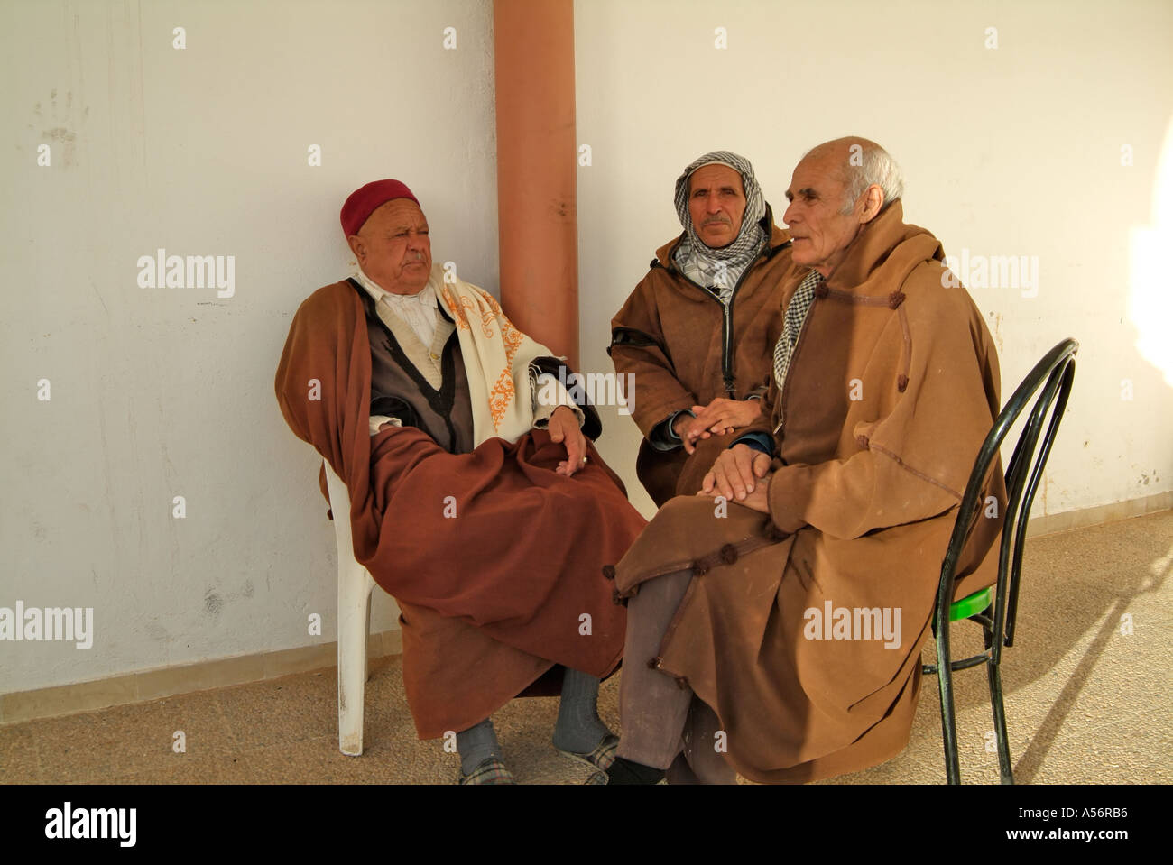 Tunisian men chatting in a cafe, Matmata, Tunisia Stock Photo - Alamy