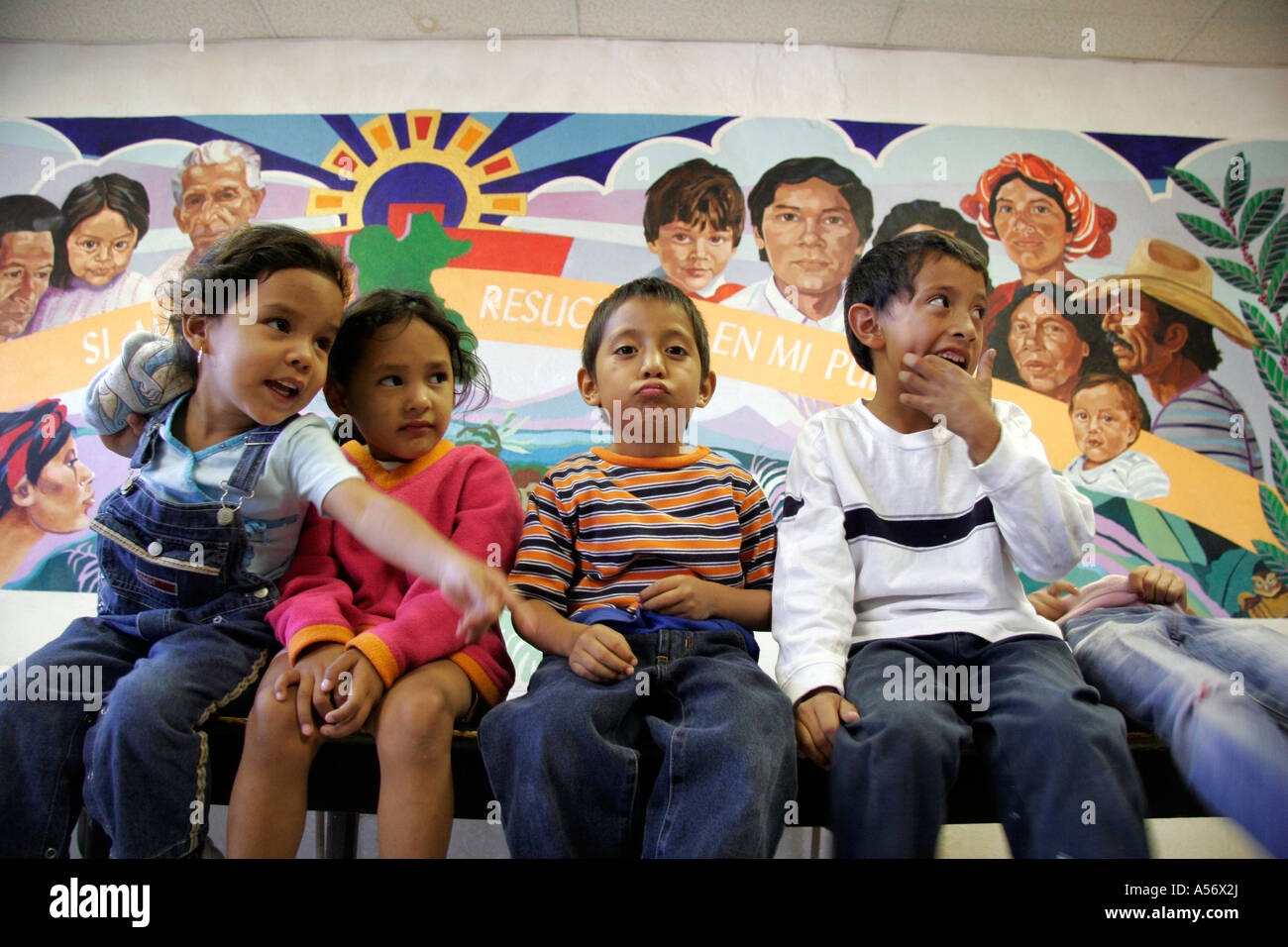 Migrant children hi-res stock photography and images - Alamy