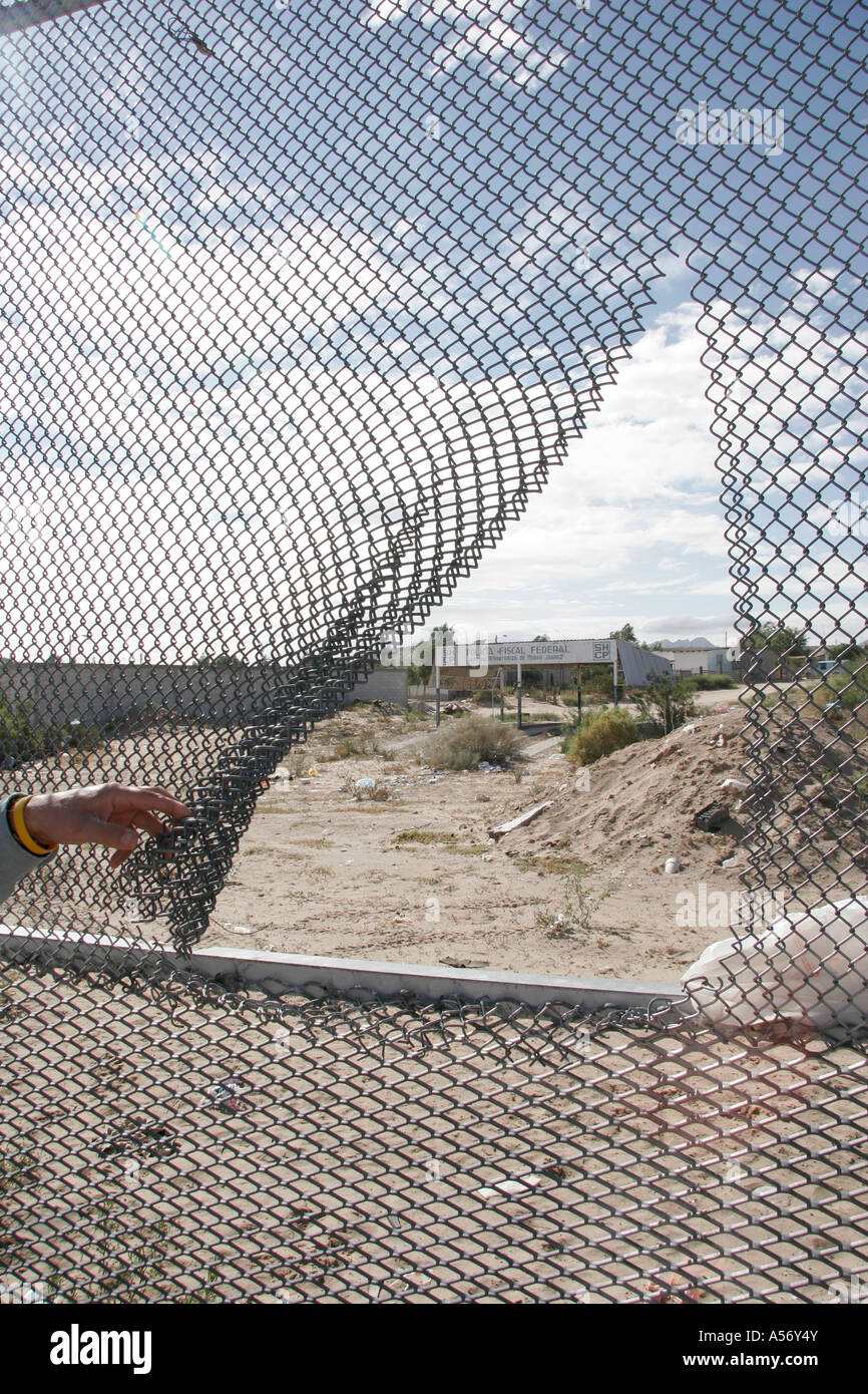 ja1110 usa fence running border between paso texas juarez mexico this ...
