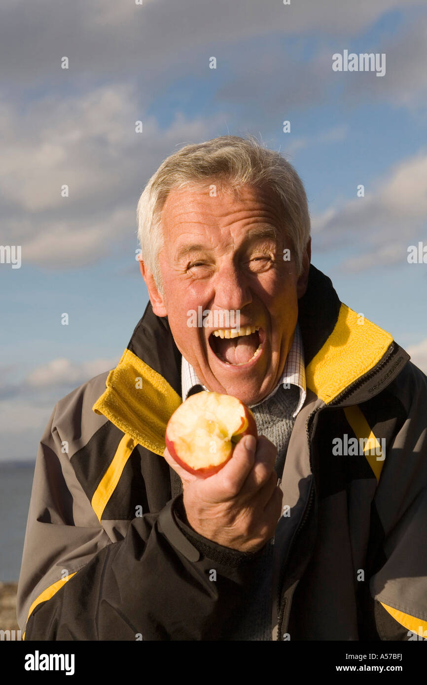 Older man eating apple hi-res stock photography and images - Alamy