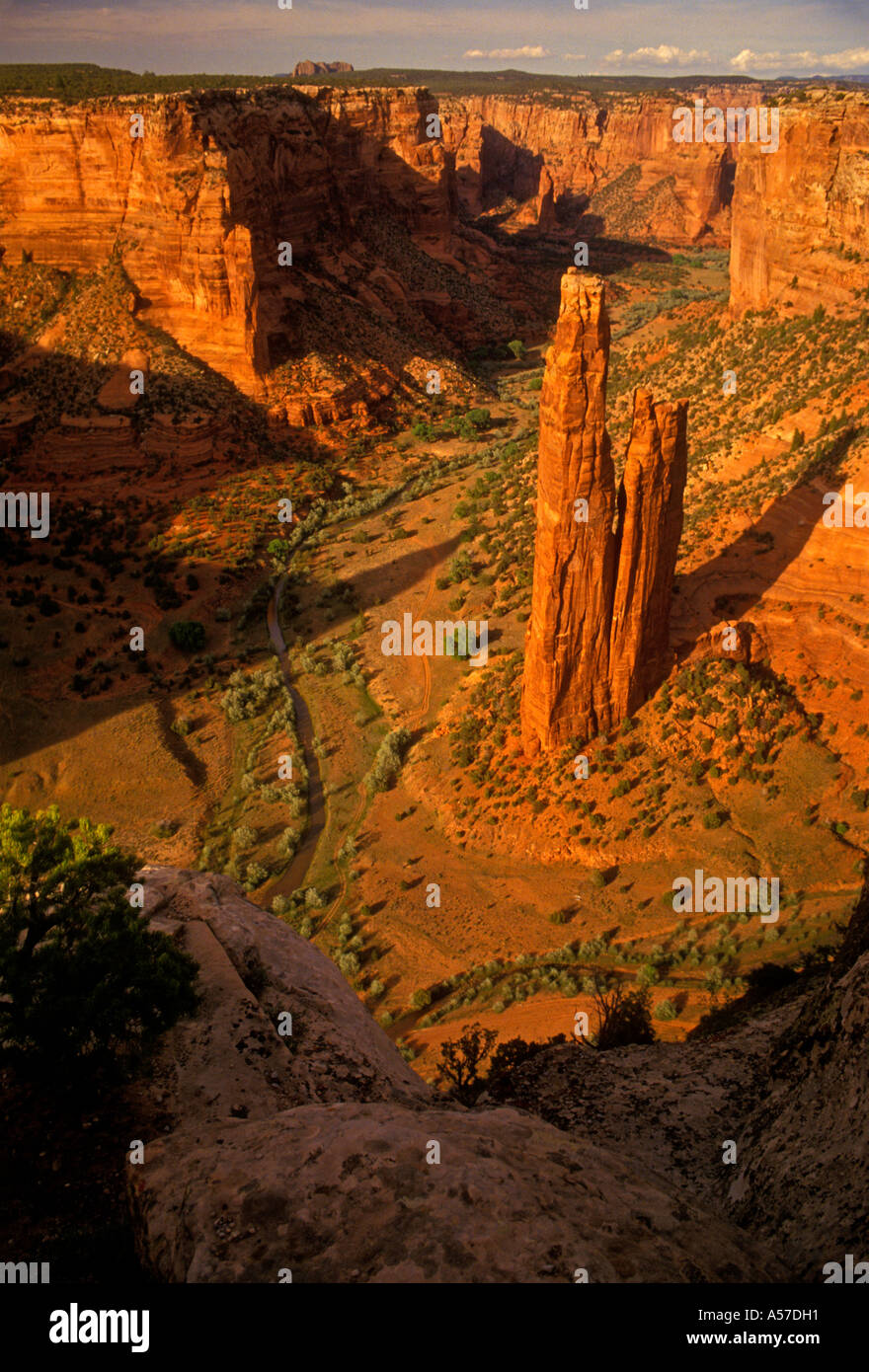 Red sandstone spire spider rock hi-res stock photography and images - Alamy